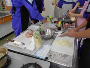 上諏訪中 Let’s introduce Japanese food to Alts! - 諏訪市公式ホームページ